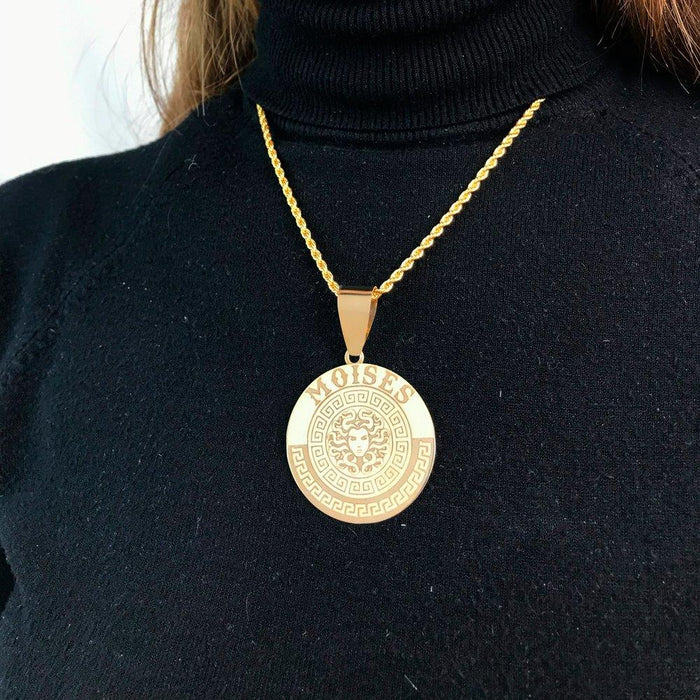 Home › Medallas para hombre › Medalla con Nombre Versace Oro